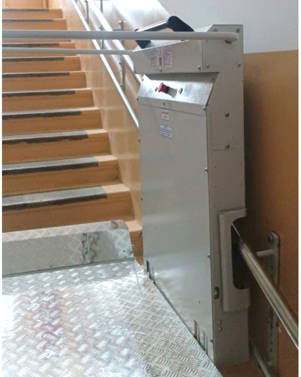 Inclined wheelchair lift